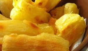 MANDIOCA ASSADA, FICA SUPER CROCANTE SEQUINHA !! VEJA COMO FAZER ...